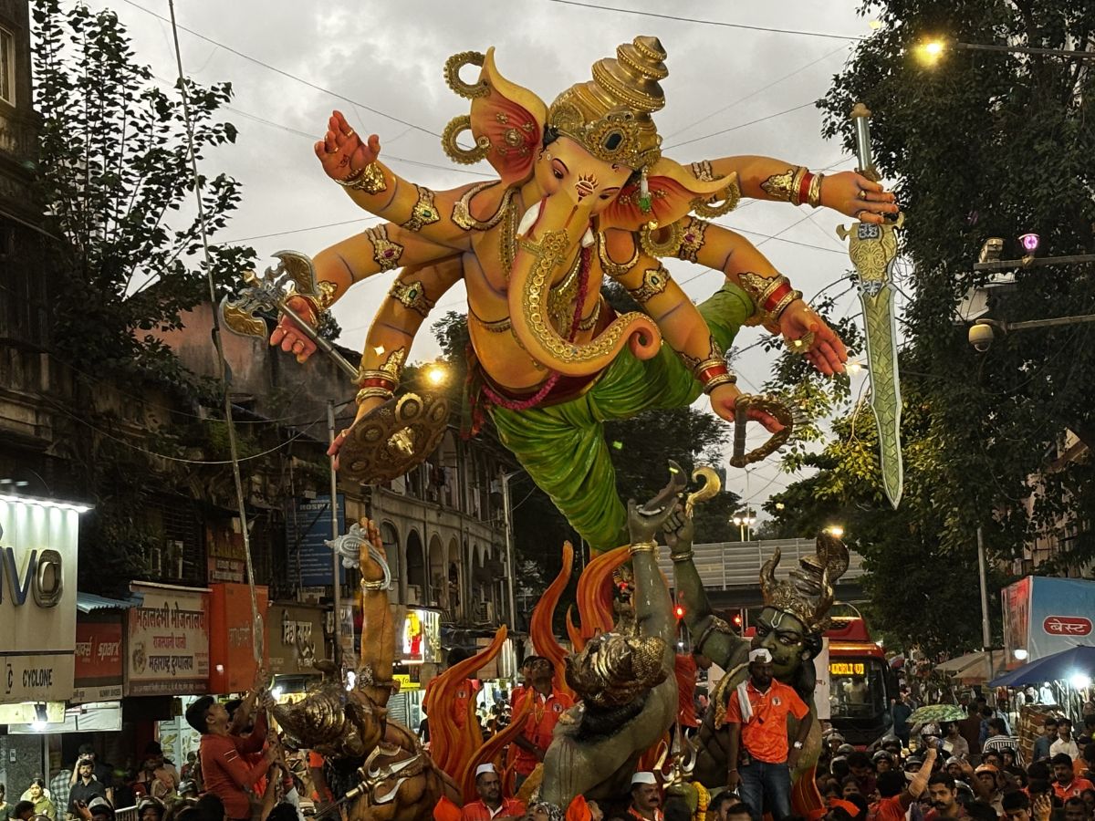 Ganeshotsav News Balancing Ganesha first time in Maharashtra Parelcha ...