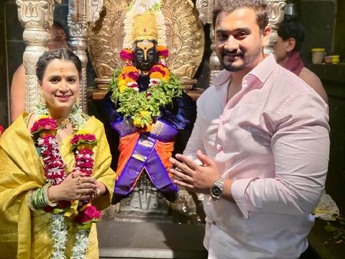 Marathi actress prajakta gaikwad took blessings of pandharpur vitthal ...