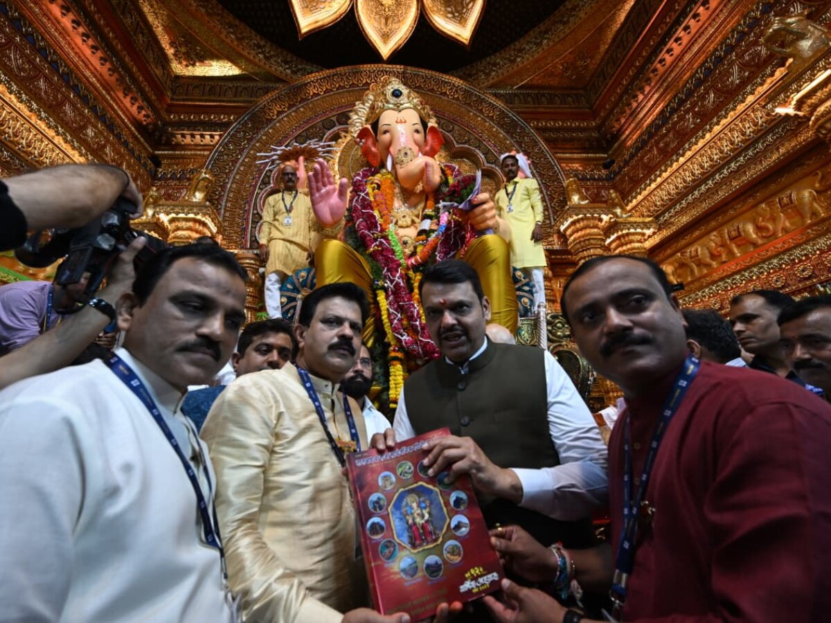 Amit Shah visits Lalbaugcha Raja, with his grandson and family see ...