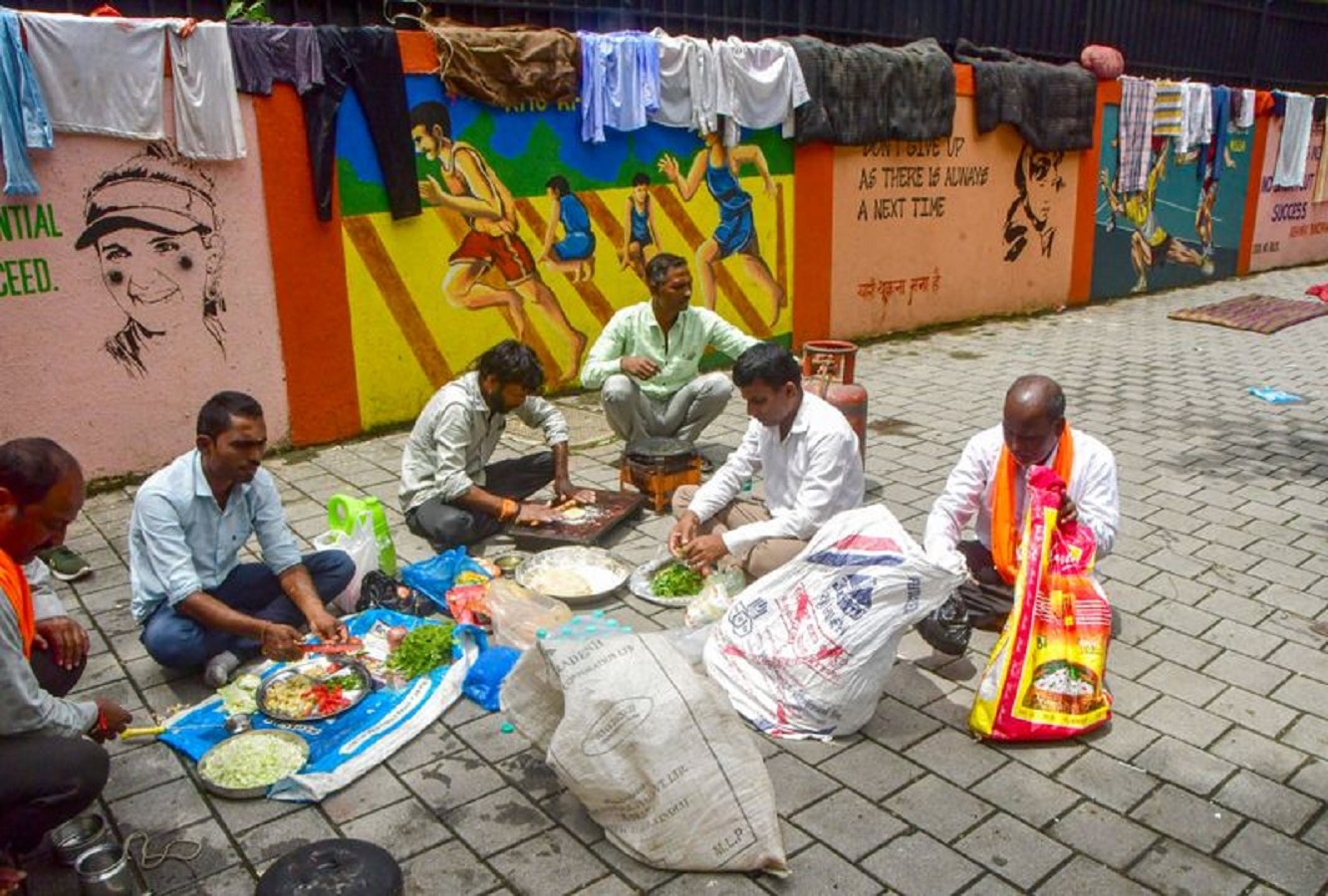 Maratha left their tons of food at CIDCO Navi Mumbai | मराठे परतले पण ...