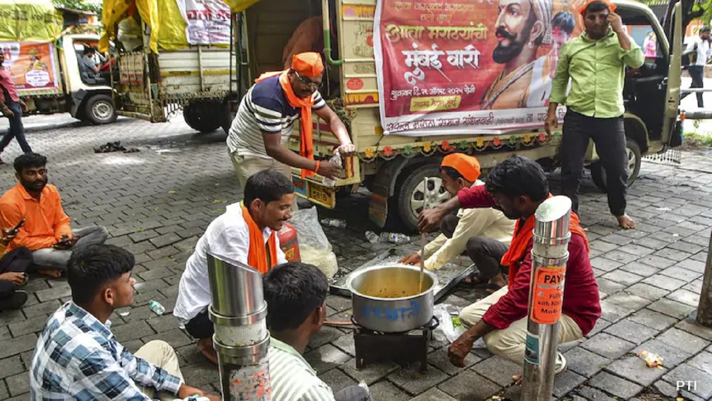 Maratha left their tons of food at CIDCO Navi Mumbai | मराठे परतले पण ...