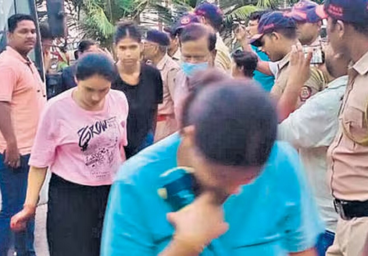 A bogus call centre targeting US citizen raided in Goregaon Mumbai ...