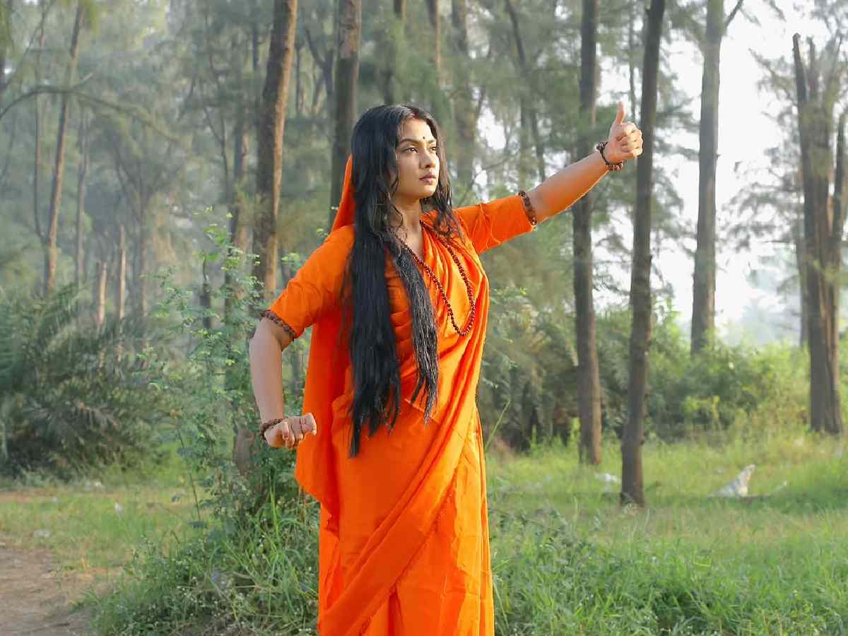 actress meera joshi trying seeta look in jungle photoshoot photo viral | गळ्यात रुद्राक्ष माळ ...