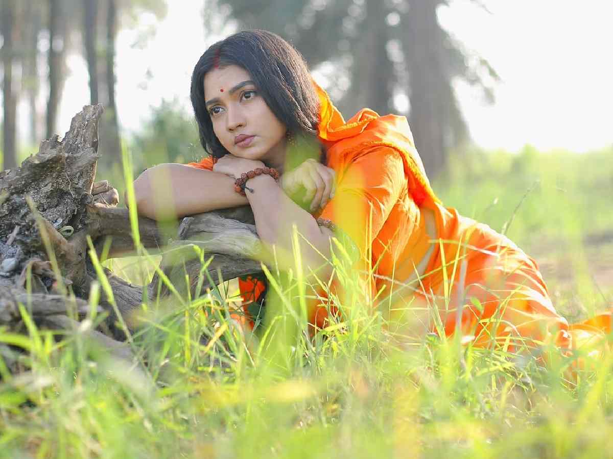 actress meera joshi trying seeta look in jungle photoshoot photo viral | गळ्यात रुद्राक्ष माळ ...