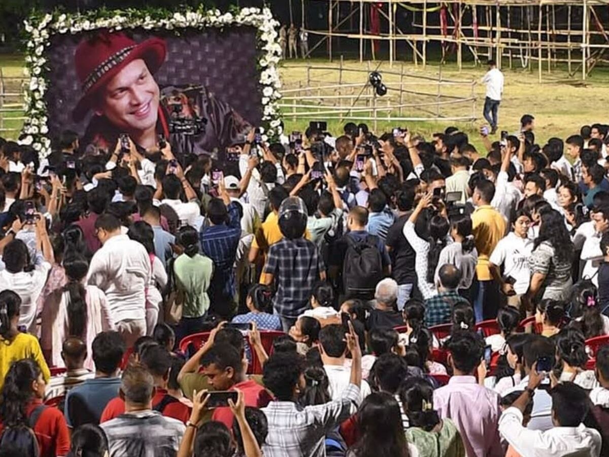 zubeen garg death fans mourn singer demise gather in guwahati to pay tribute | डोळ्यांत अश्रू ...