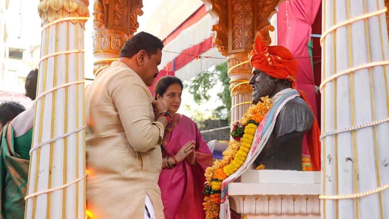 navratri 2025 dcm eknath shinde thane anand dighe tembhi naka devi ...