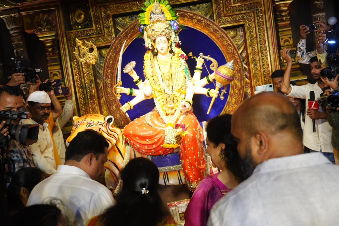 navratri 2025 dcm eknath shinde thane anand dighe tembhi naka devi ...