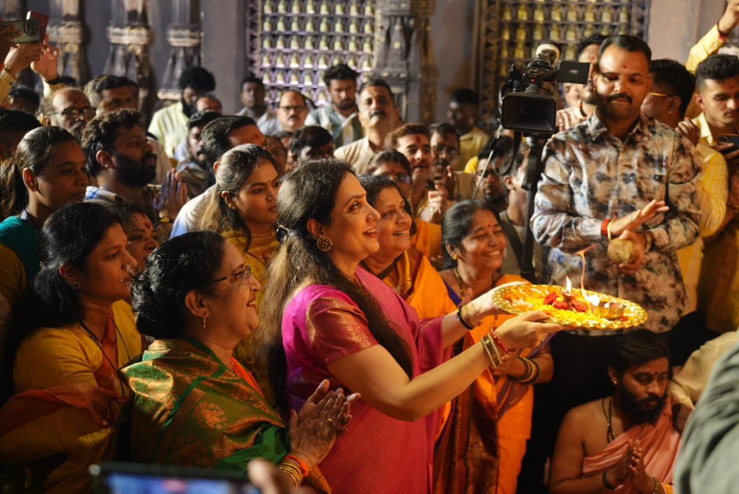 navratri 2025 dcm eknath shinde thane anand dighe tembhi naka devi ...