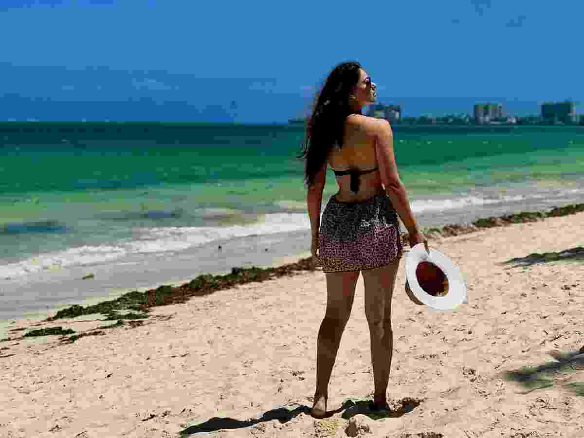 Marathi actress Sonalee Kulkarni looks hot in a black bikini on the beach l सोनाली कुलकर्णीचा ...