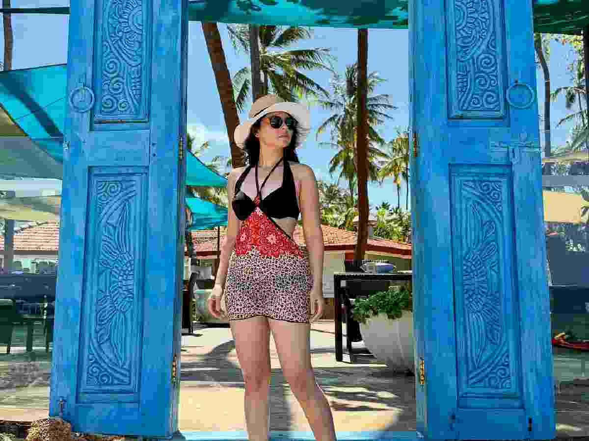 Marathi actress Sonalee Kulkarni looks hot in a black bikini on the beach l सोनाली कुलकर्णीचा ...