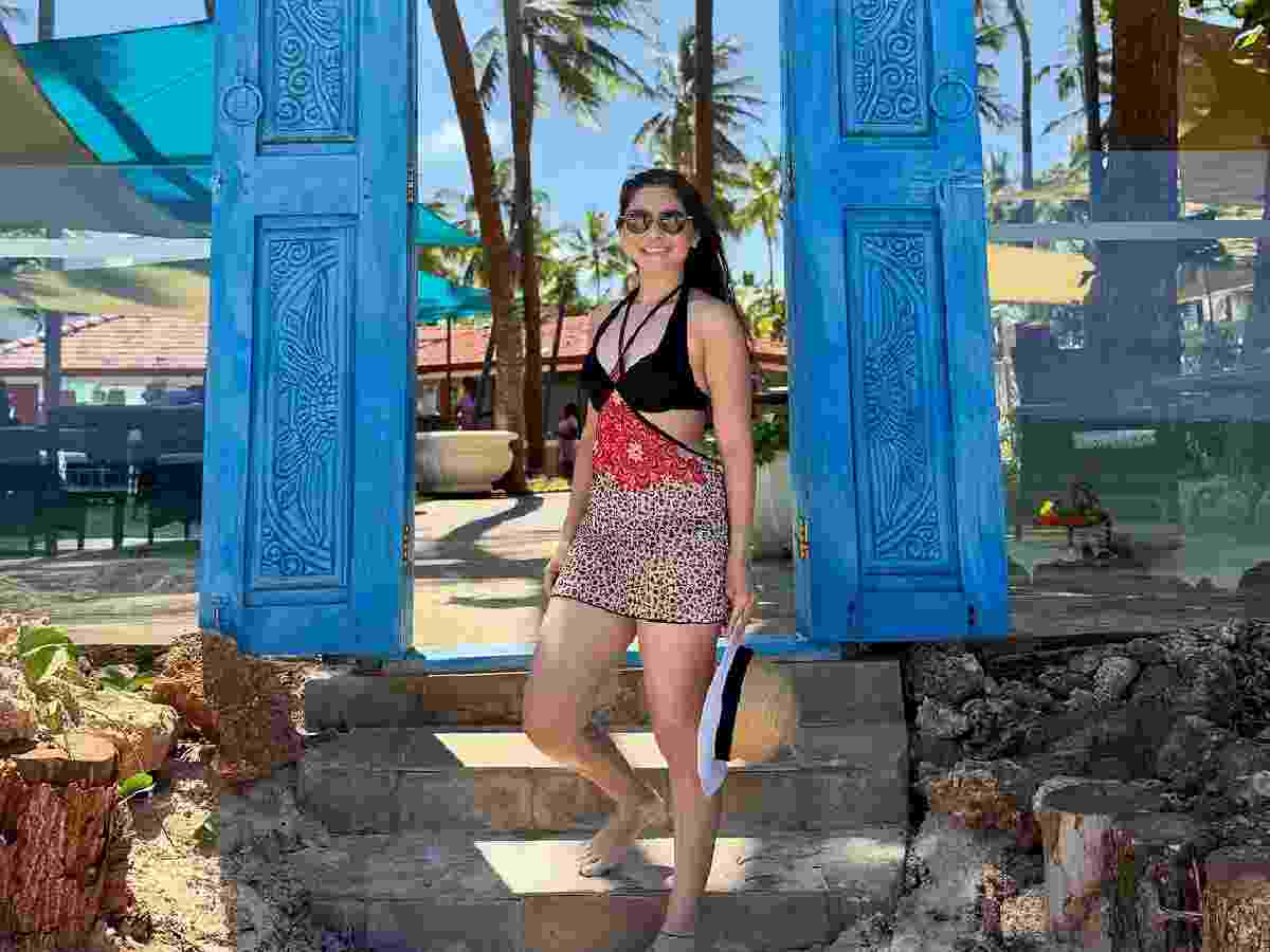 Marathi actress Sonalee Kulkarni looks hot in a black bikini on the beach l सोनाली कुलकर्णीचा ...