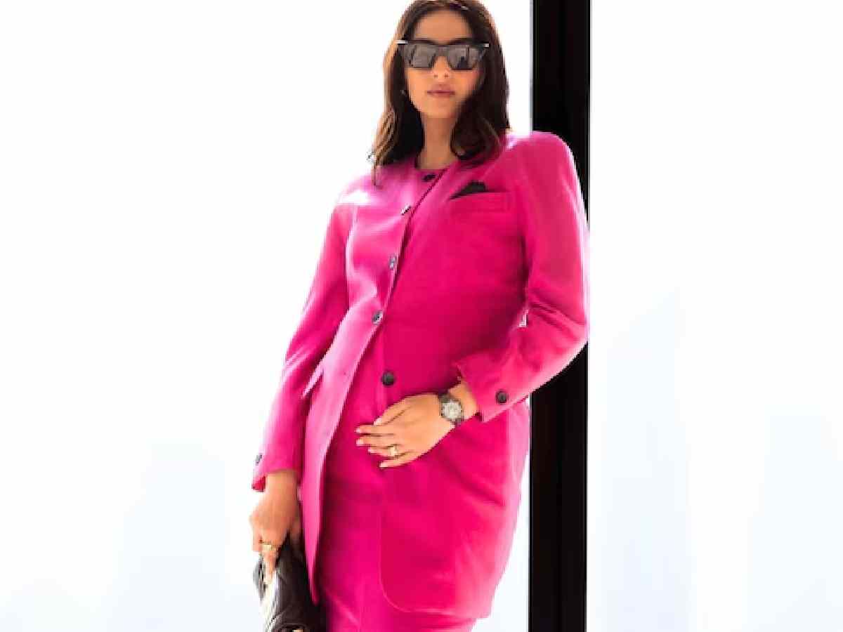Sonam Kapoor Announces Second Pregnancy Flaunts Baby Bump in New Photos ...