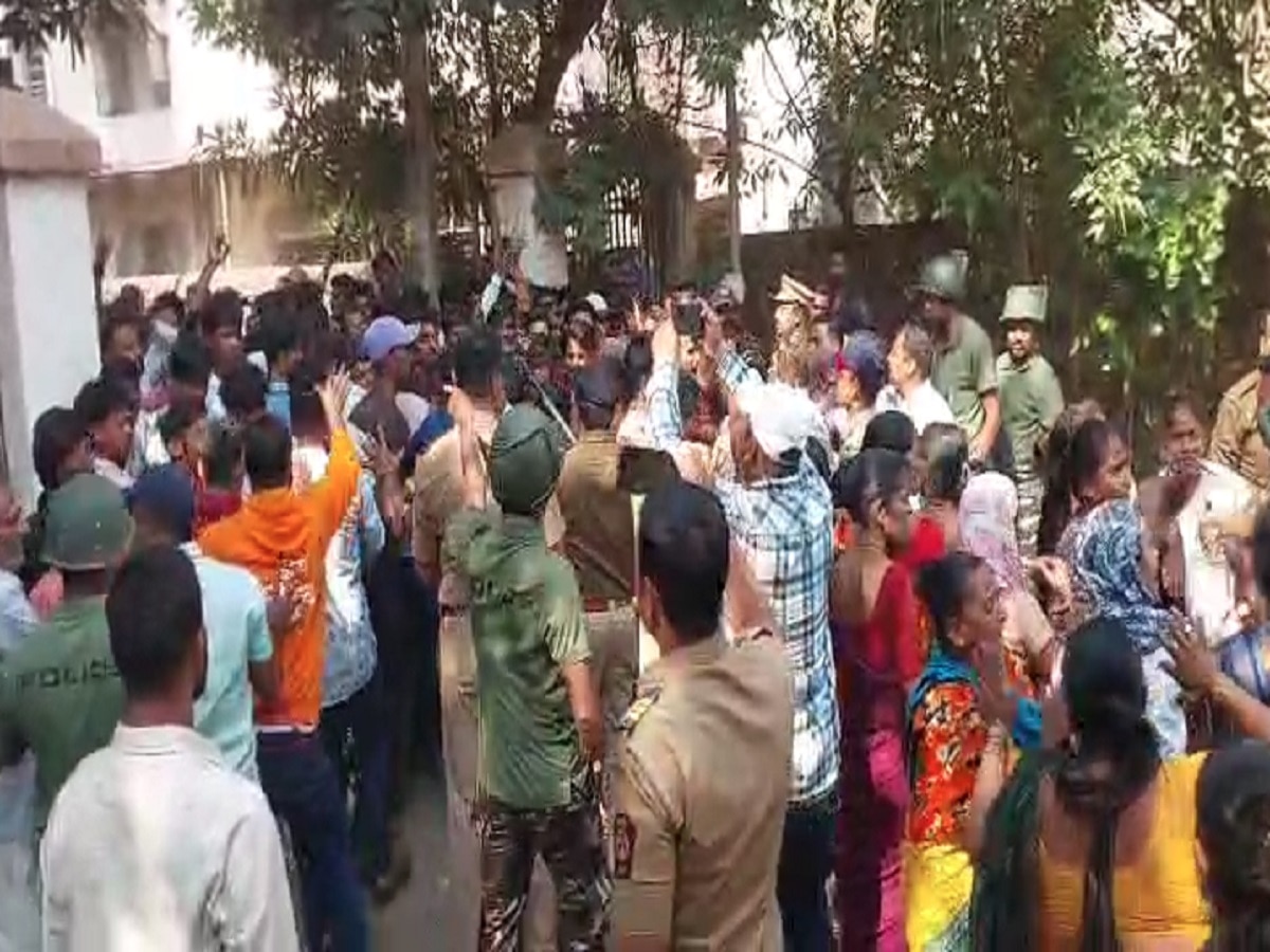 Malegaon Rape Case People tried to enter in court | मालेगावात ...