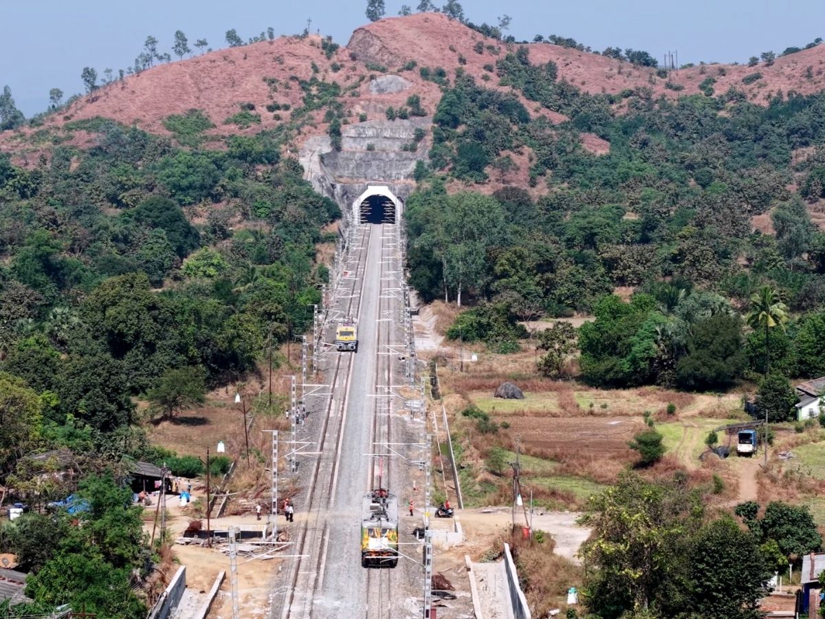 DFCCIL completes trial run of electric locomotives on Vaitarna–New ...