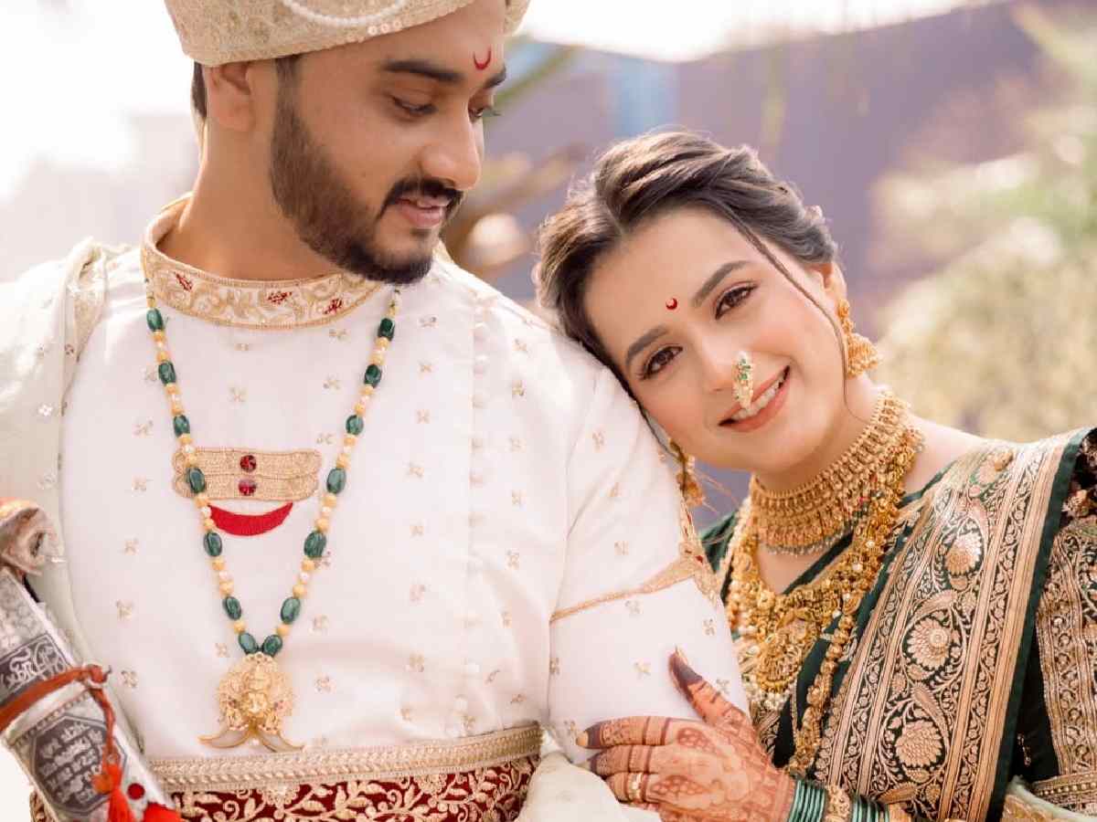 prajakta gaikwad shambhuraj khutwad wedding family photos viral ...
