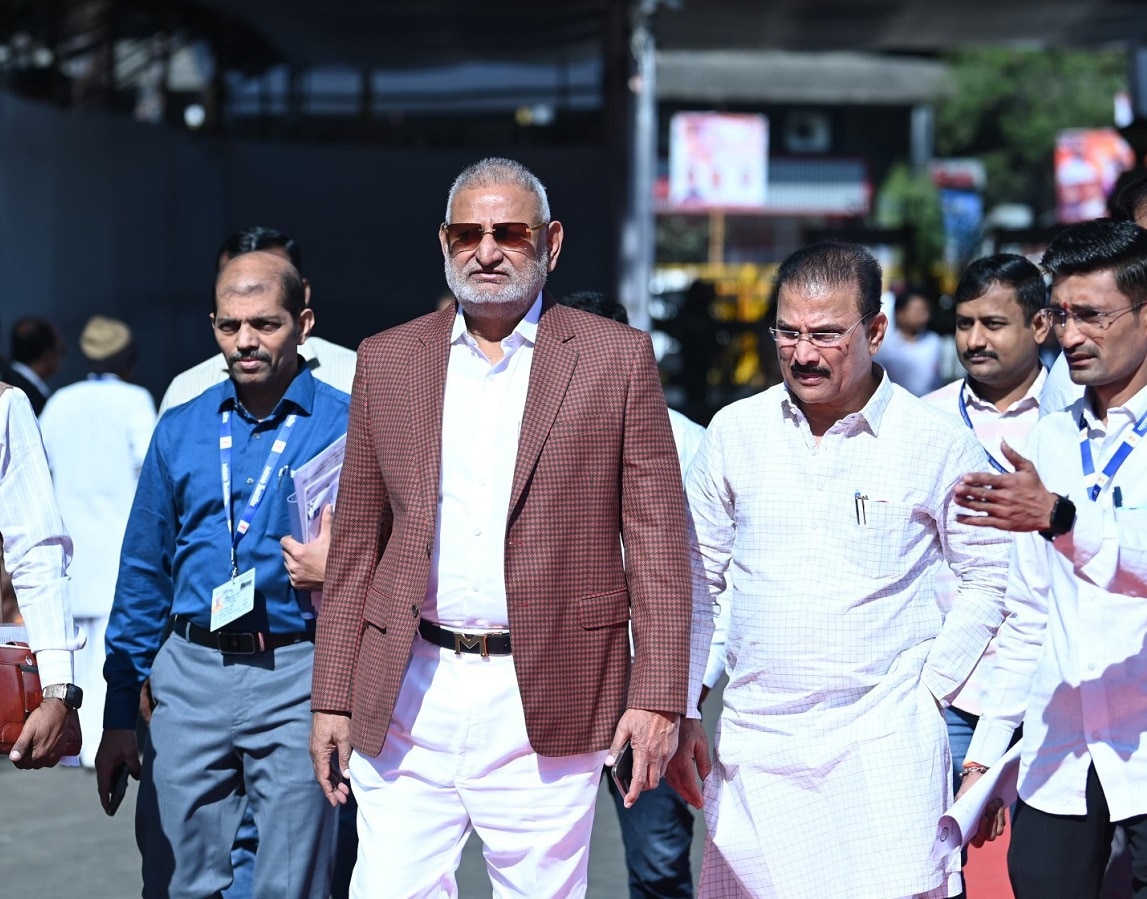 Maharashtra Governor Acharya Devvrat hands over Manikrao Kokate ...