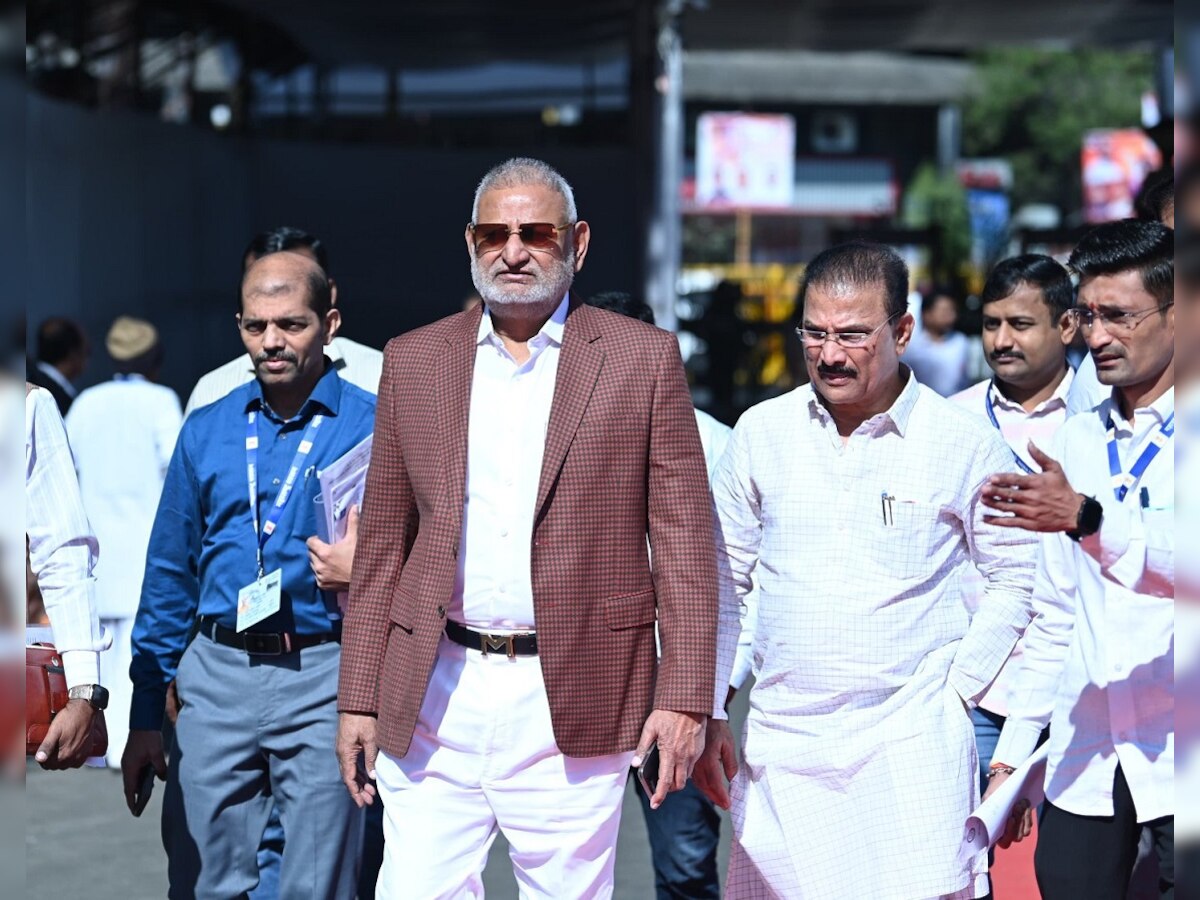 Maharashtra Governor Acharya Devvrat hands over Manikrao Kokate ...