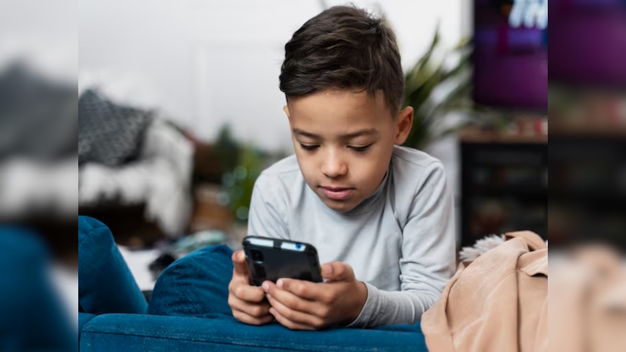 Mobile Addiction in children dangerous side effects , लहान मुलांच्या ...
