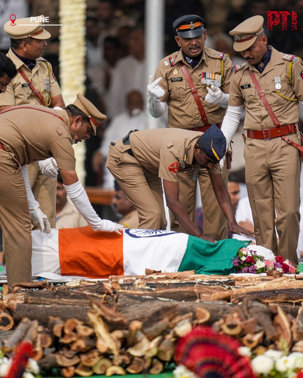 Ajit Pawar Funeral Photos: 'दादा गेला' अन् बहिणच झाली आधारवड...; मन ...
