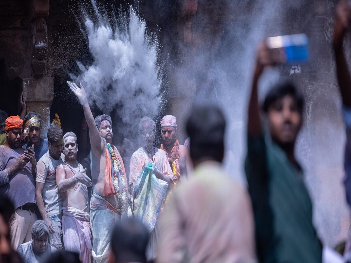 Ash on Holi in South India Ramalingeshwara Kamanna Temple | 'ना गुलाल ...