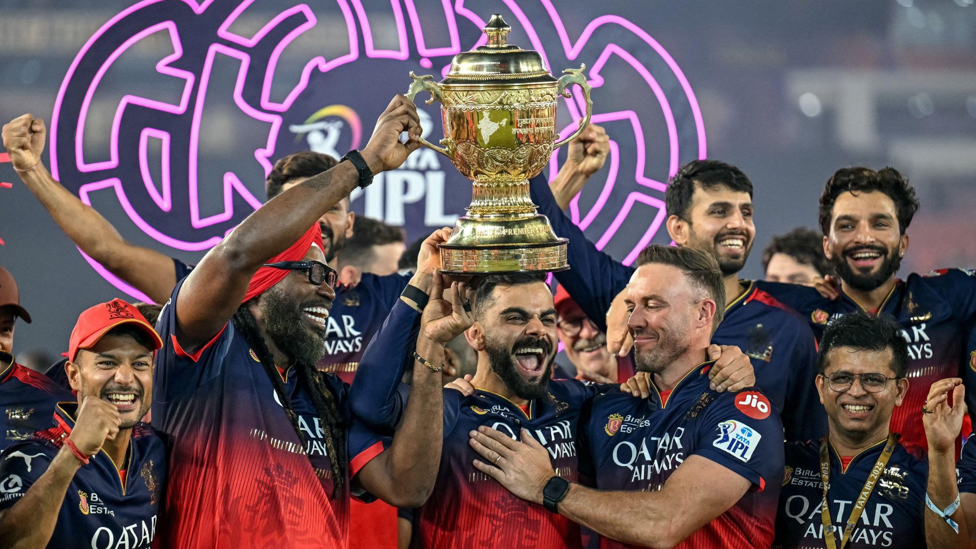 ipl 2026 trophy made from which metal know cost who design ipl trophy ...