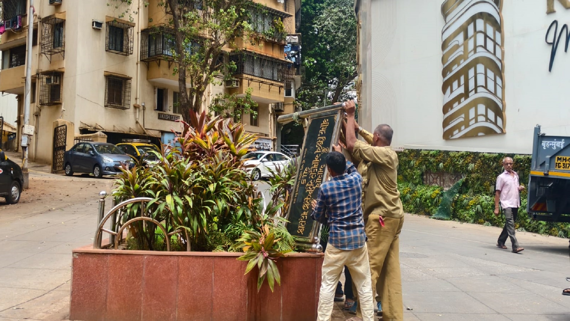 Big Action On Gujarati Signboards in Malabar Hill after MNS Complaint ...