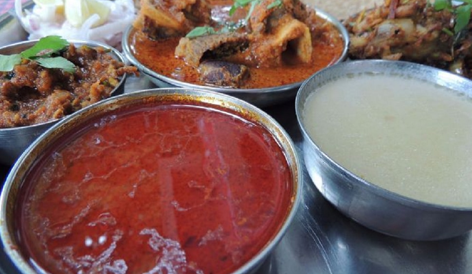 संतापलेल्या कोल्हापूरकरांचं तांबड्या-पांढऱ्या रस्स्यासाठी भन्नाट आंदोलन ...